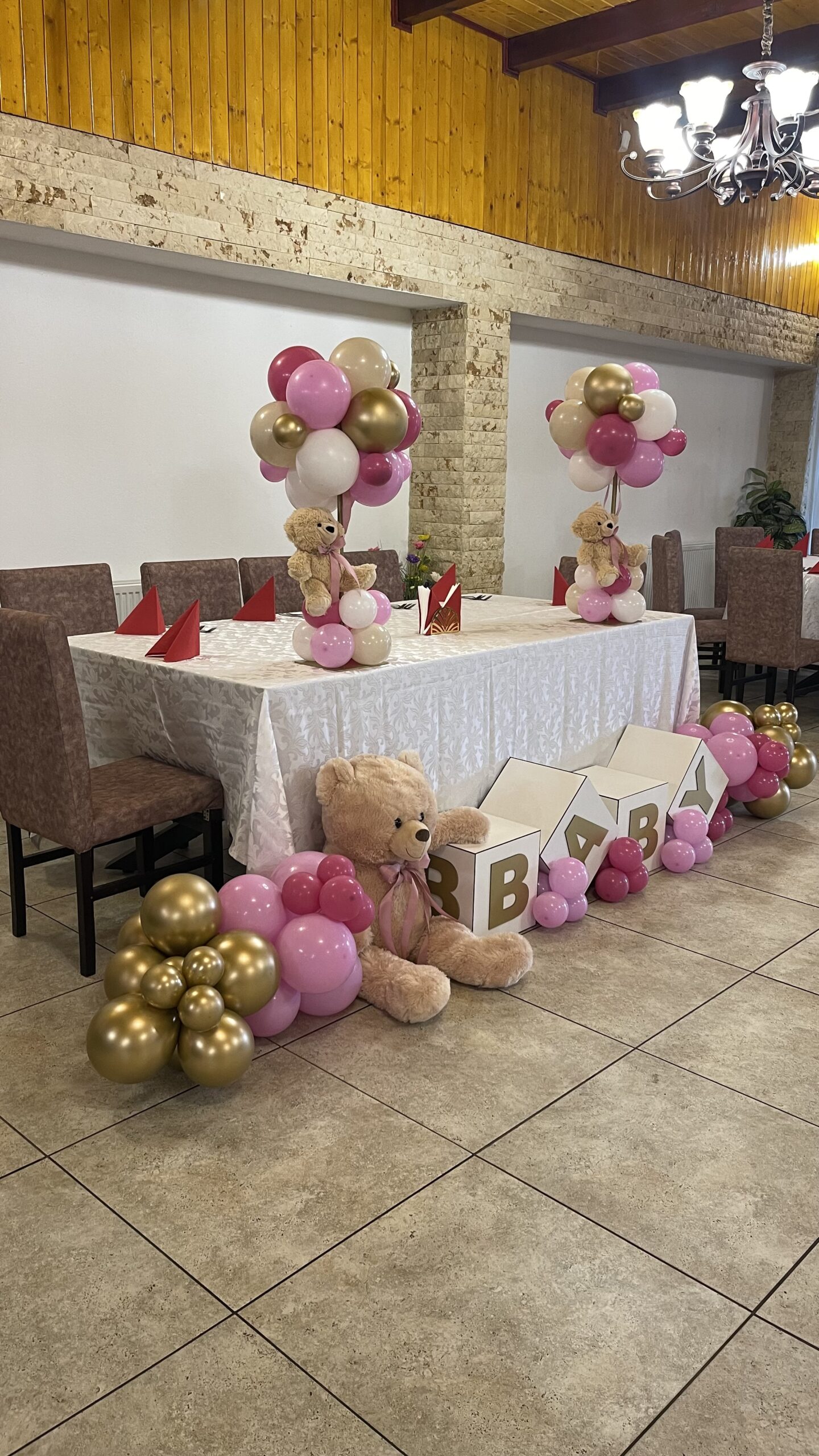 Aranjament prezidiu botez – Fabrica de Zambete Colorate